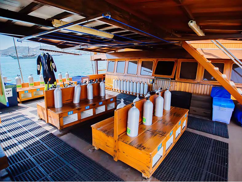 Rental kapal Sea Safari VII Luxury Phinisi Boat - Alam Indonesia